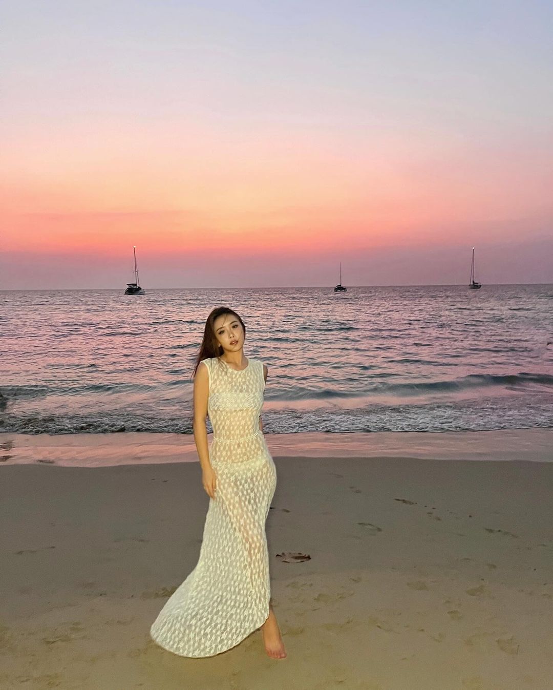 Stylish Summer Beach Outfits - From Daytime Chic to Evening Elegance