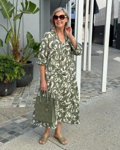 Chic Summer Outfits: Stylish Women Over 60 Embrace the Heat