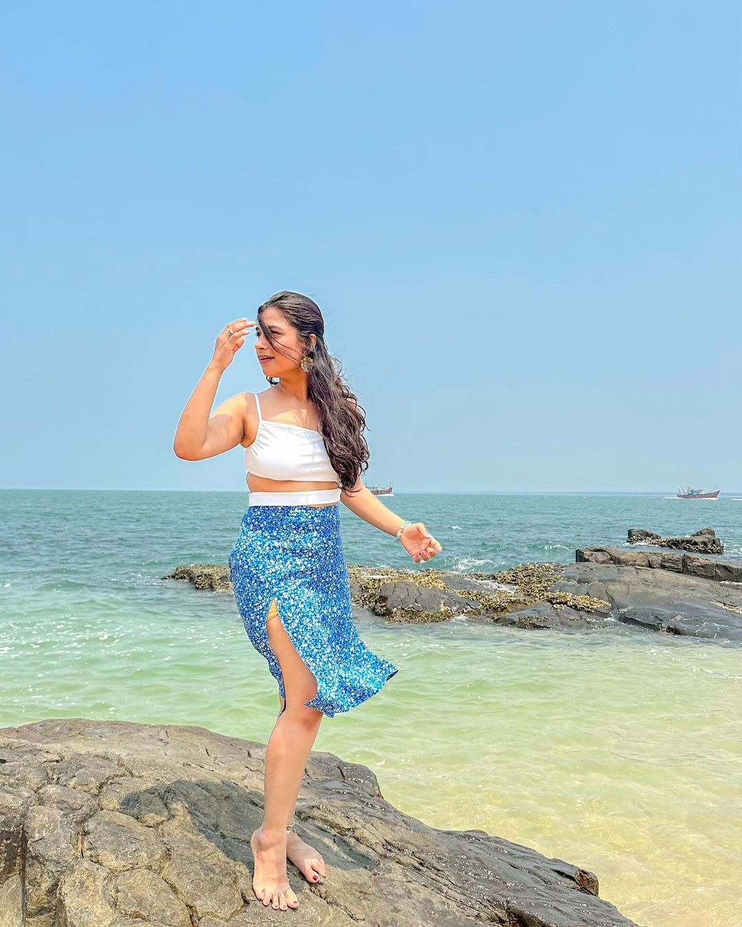 Stylish Summer Beach Outfits - From Daytime Chic to Evening Elegance