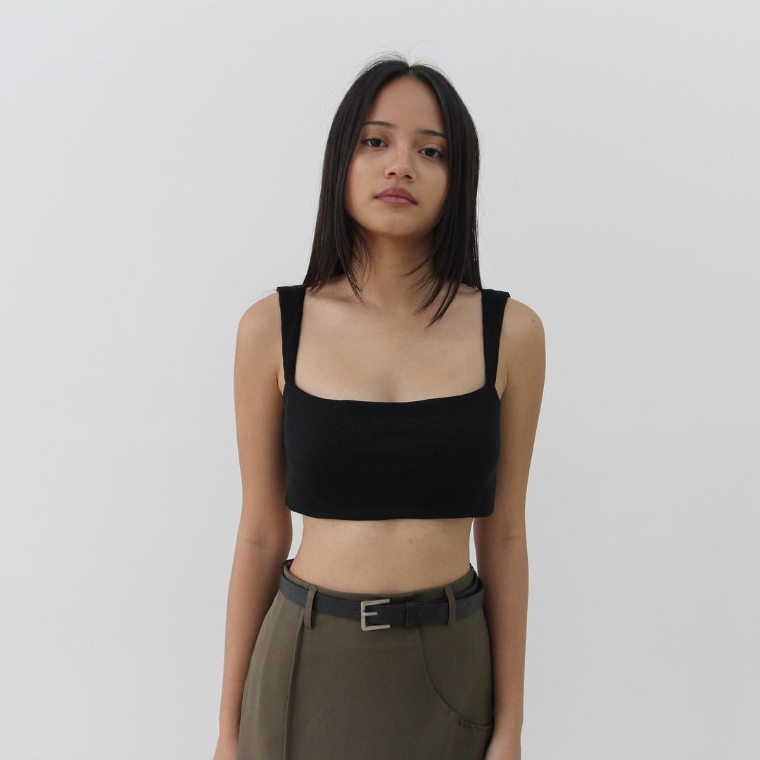 22 Ideas for Styling a Black Tank Top for Women: Outfits and Aesthetics