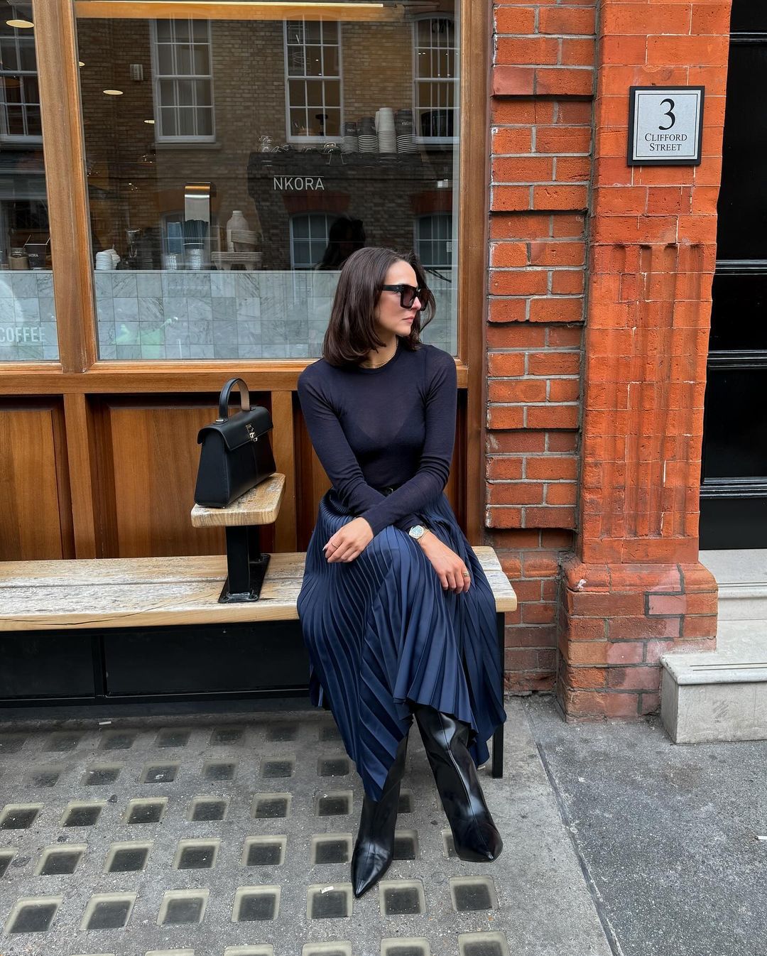 Navy Outfits for Women: 24 Classy & Casual Ideas