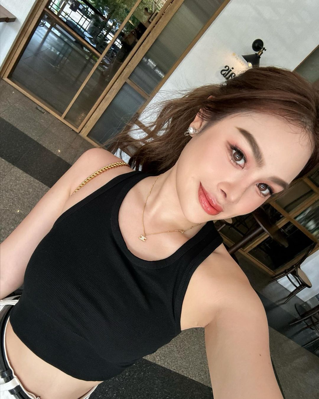 22 Ideas for Styling a Black Tank Top for Women: Outfits and Aesthetics