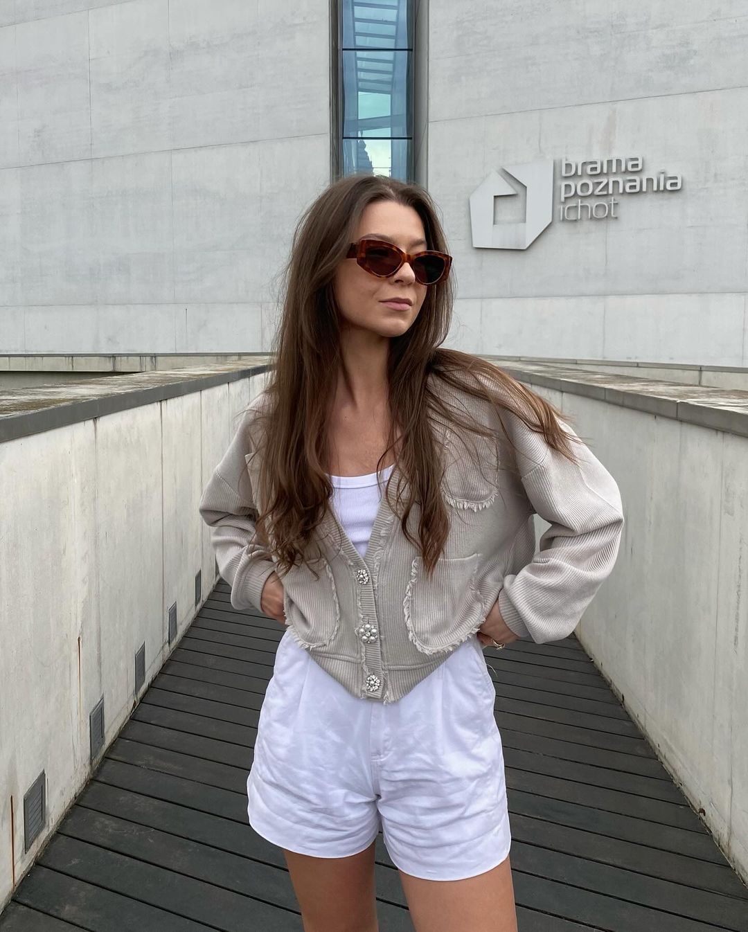 23 Ideas to Style White Shorts for Women - Summer Outfits and More