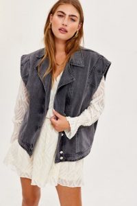 22 Ideas to Style Your Sleeveless Jean Jacket: Summer, Fall, Winter & More